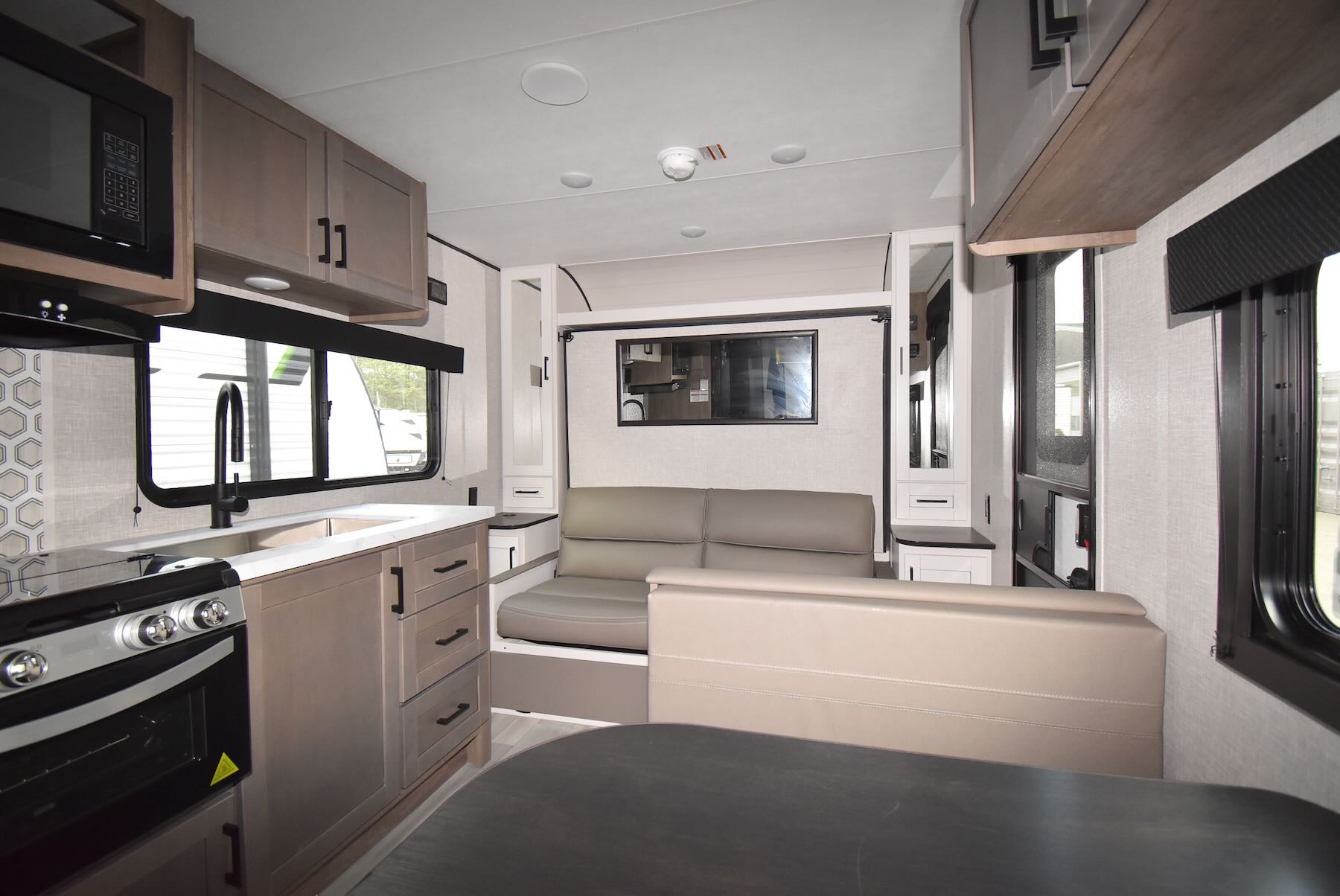 NEW 2025 Starcraft Autumn Ridge 20MB - Christie's RV