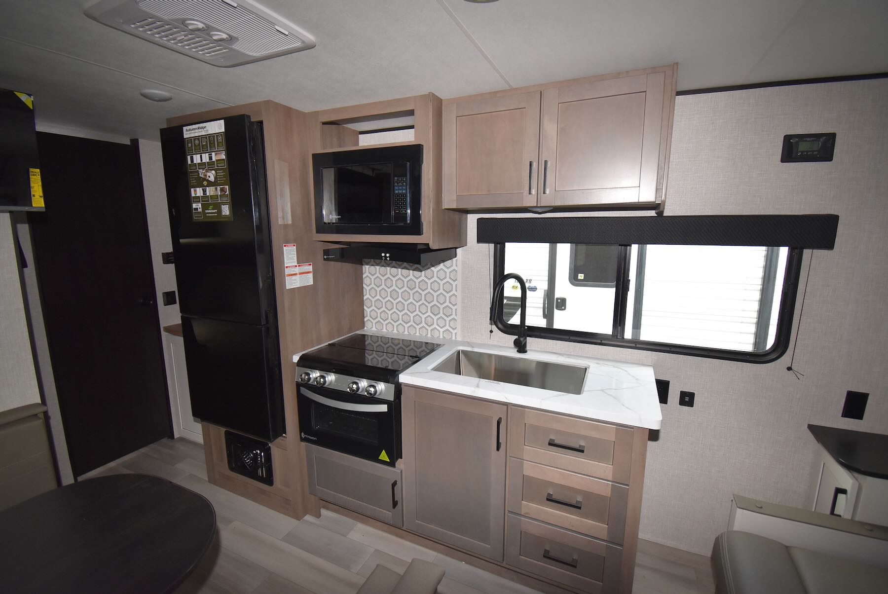 NEW 2025 Starcraft Autumn Ridge 20MB - Christie's RV